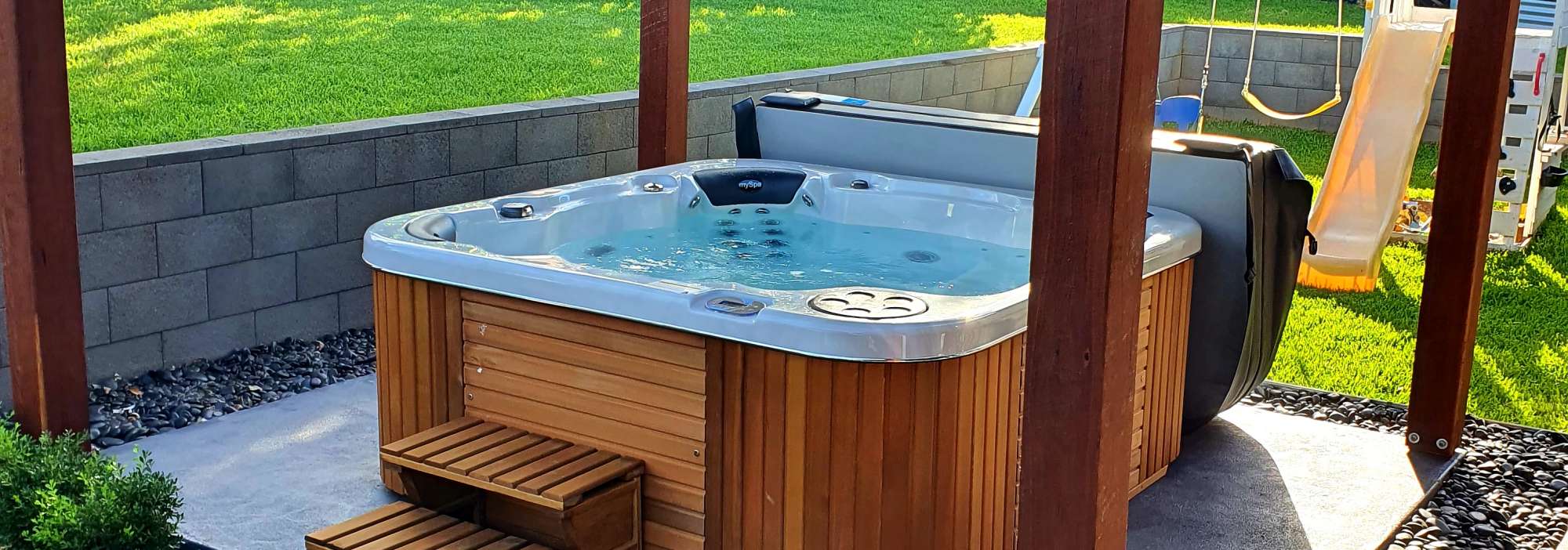 KW : FAMILY SIZED SPA POOLS | Sapphire Spas NZ