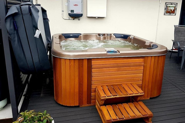 What Are The Benefits Of Timber vs Composite / Plastic Spa Cabinets ...